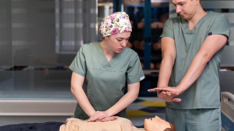 Ressuscitação Cardiopulmonar (RCP) na Enfermagem: o que é e como fazer ...